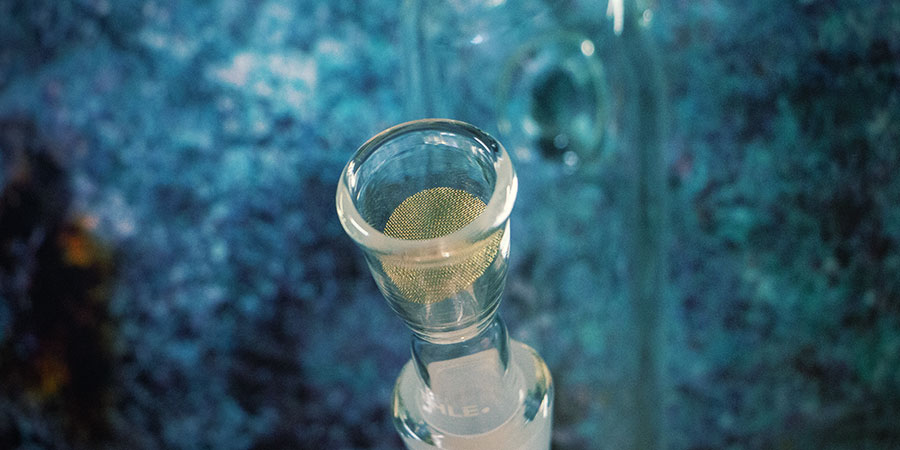How To Set Up And Smoke A Bong: A Step-By-Step Guide - Zamnesia Blog