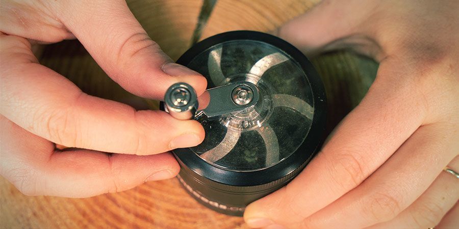 How To Smoke Cannabis From A Pipe - Zamnesia